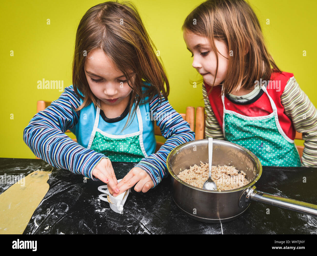 Kitchen sisters hi-res stock photography and images - Alamy