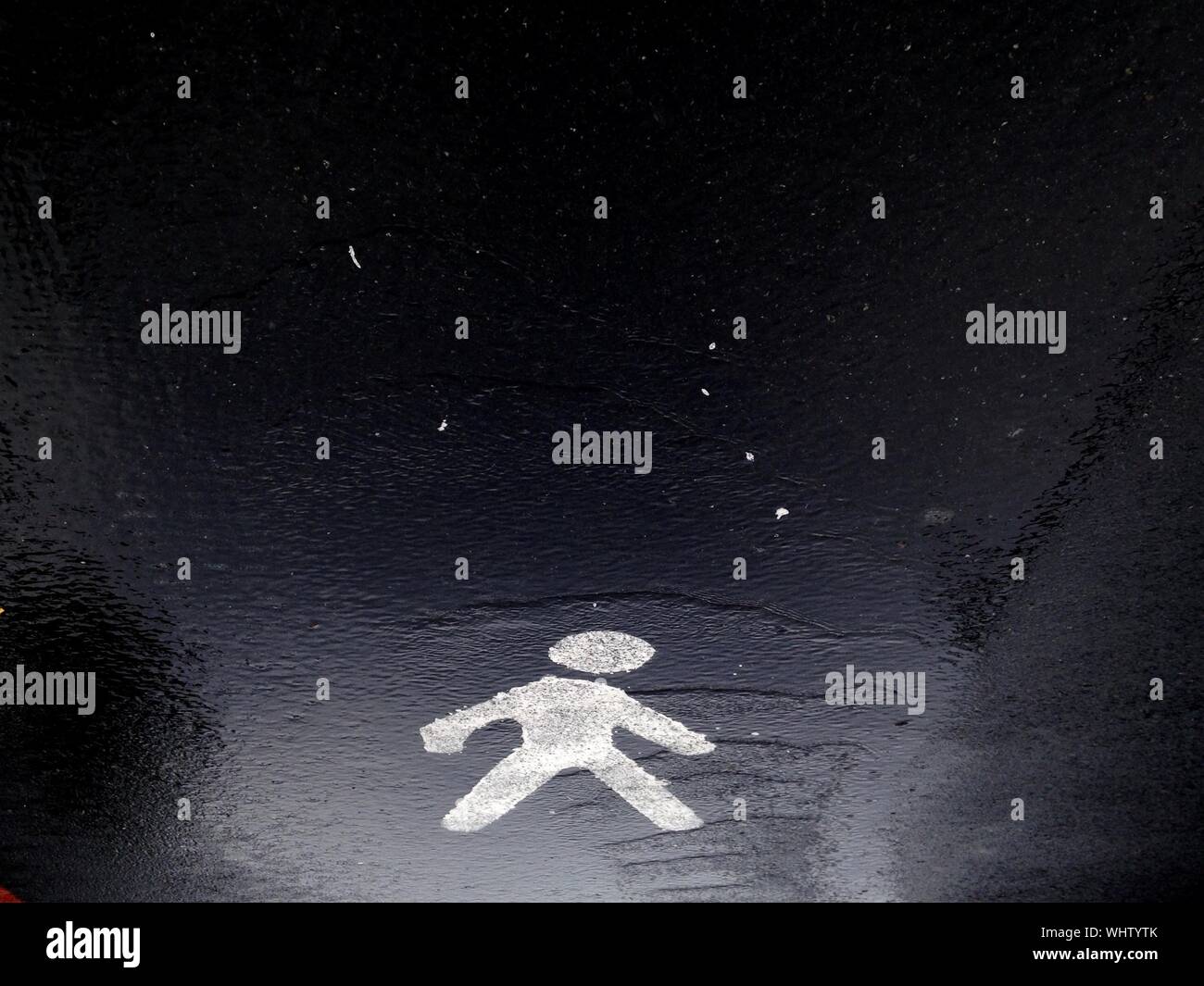 Pedestrian walking sign hi-res stock photography and images - Alamy