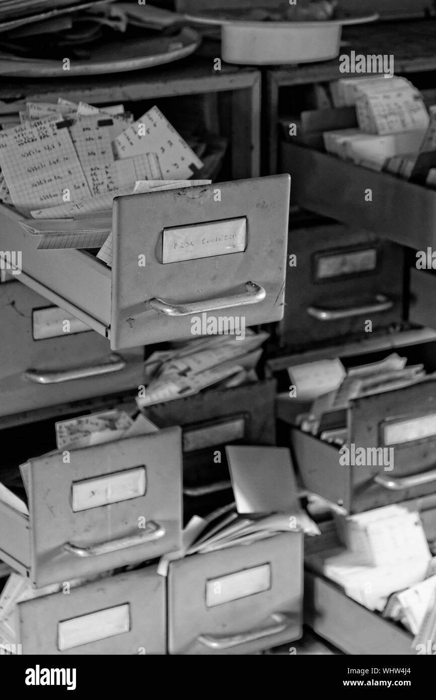 Office full of papers hi-res stock photography and images - Alamy