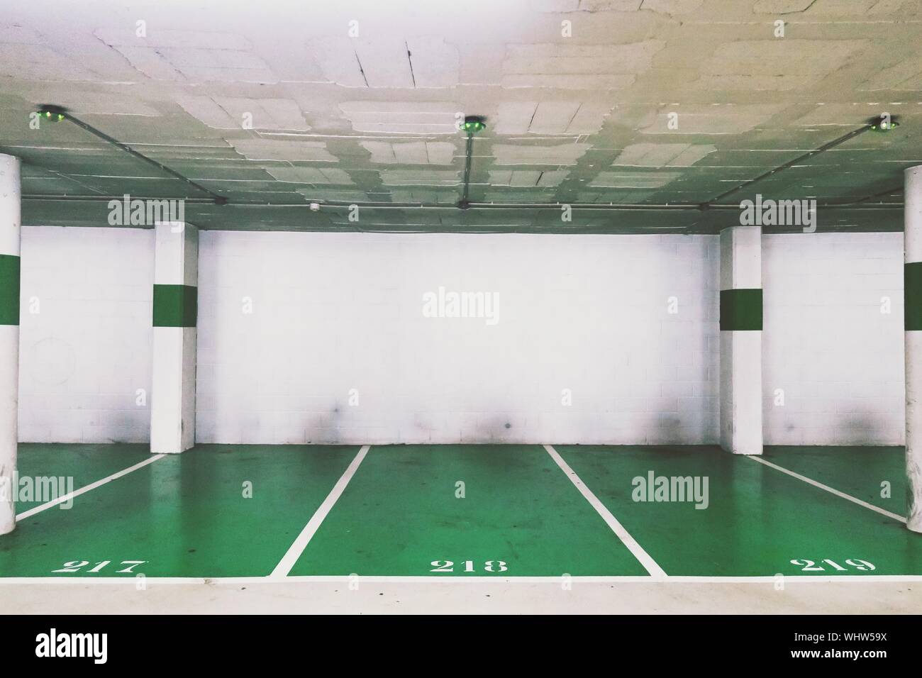 Empty the garage hi-res stock photography and images - Alamy