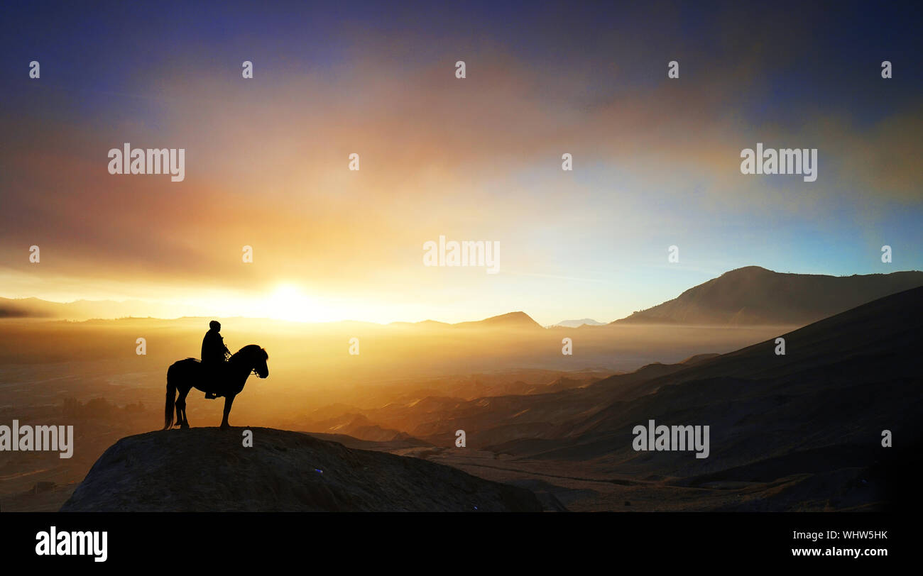 Man on horse silhouette hi-res stock photography and images - Alamy