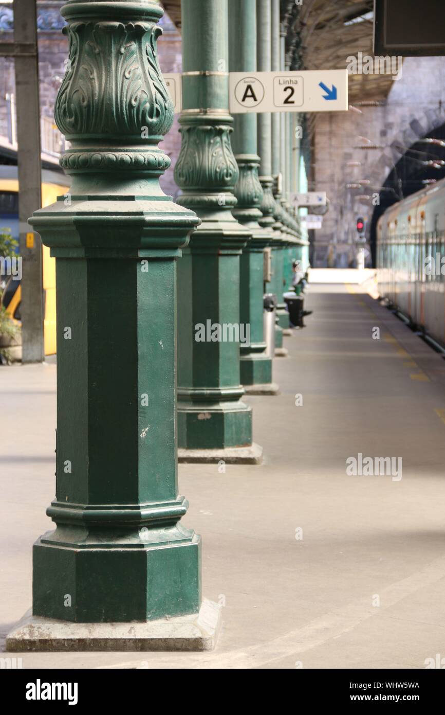 Station columns hi-res stock photography and images - Alamy