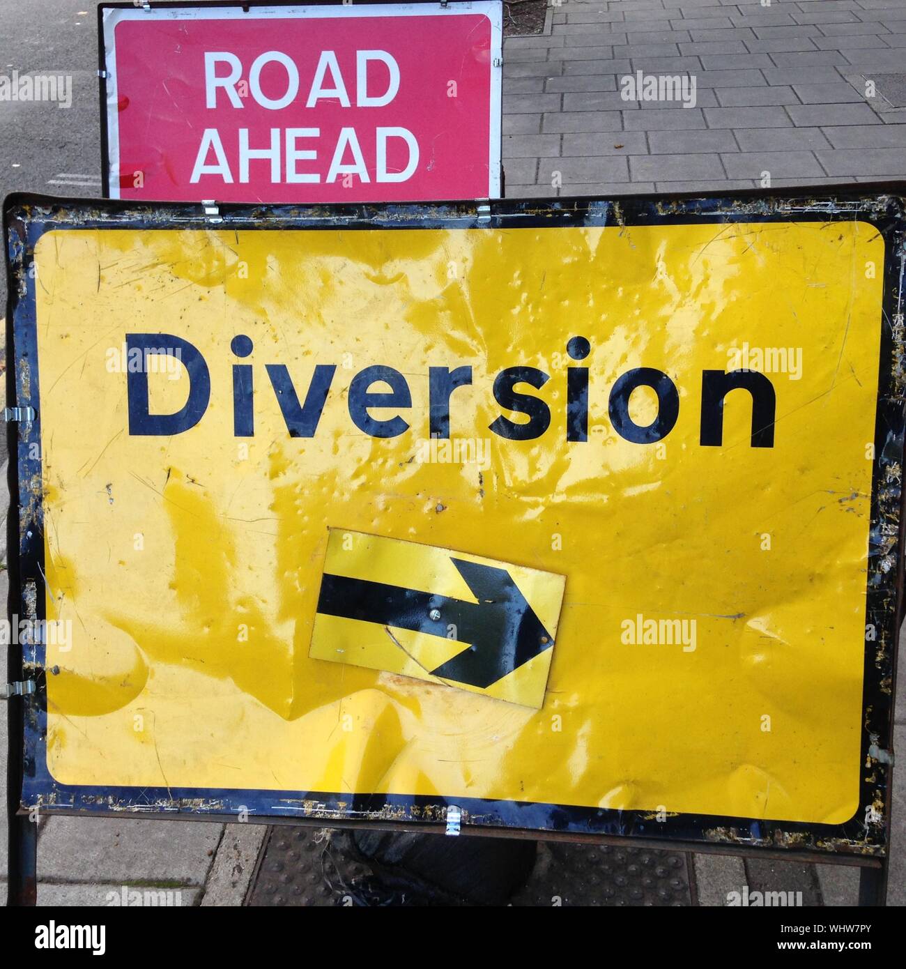 Yellow diversion sign hi-res stock photography and images - Alamy