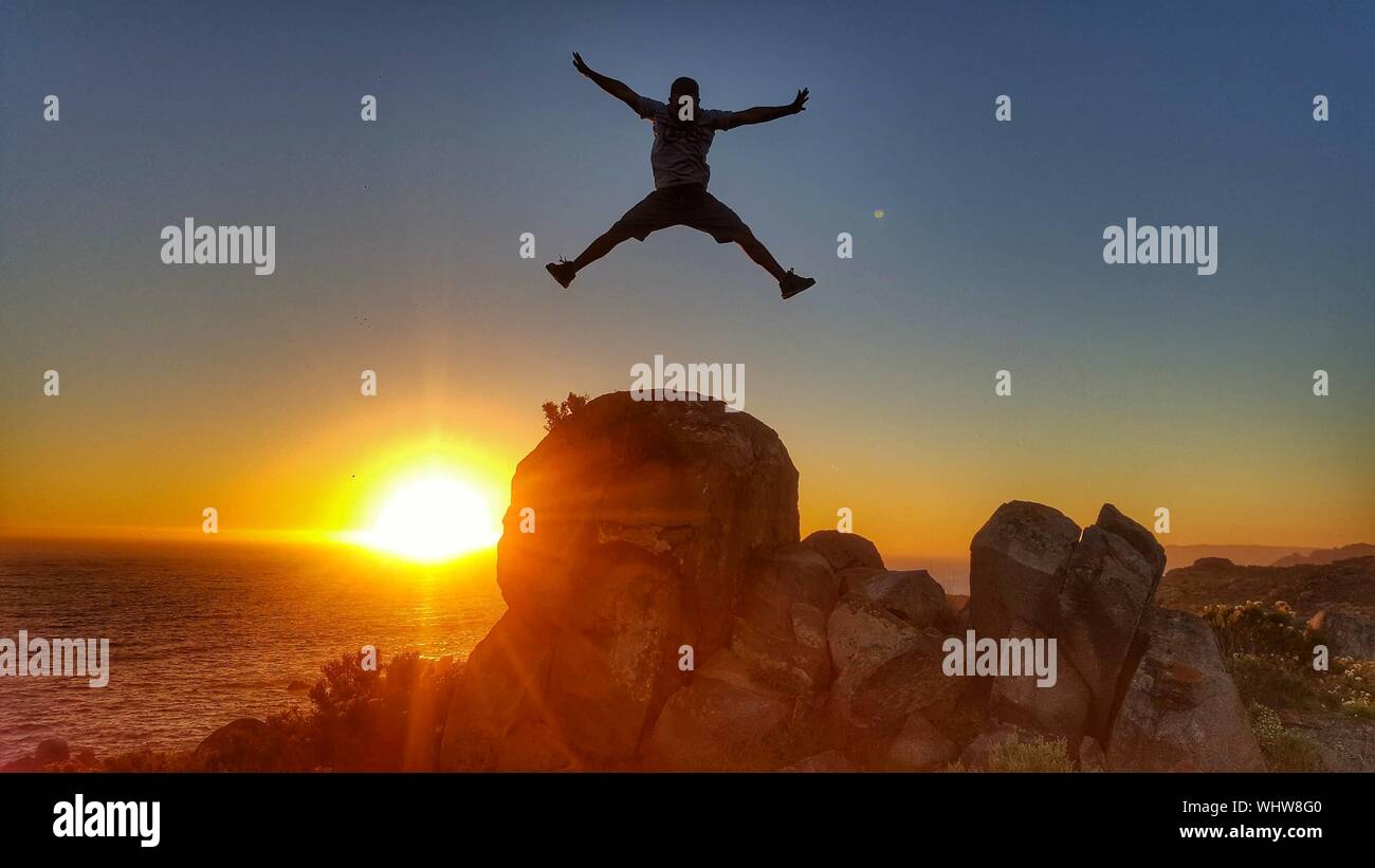 Man jumping in mid air sun hi-res stock photography and images - Alamy