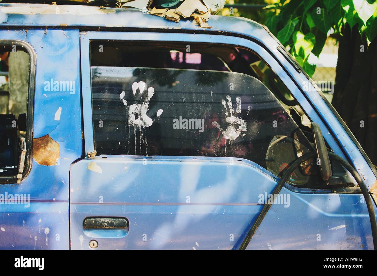 Handprint on car window hi-res stock photography and images - Alamy