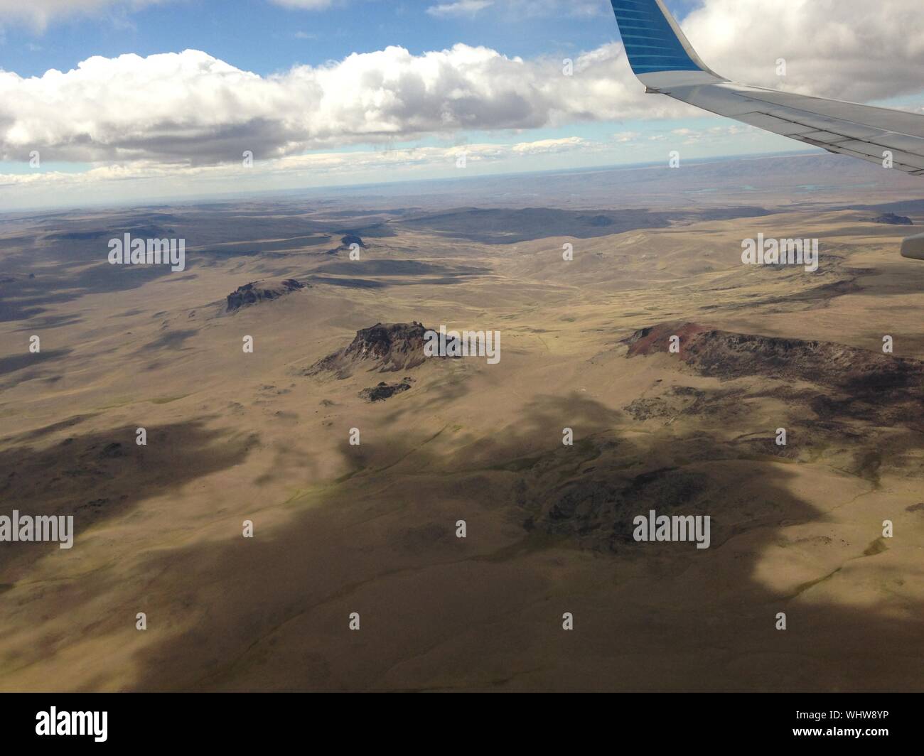 Aircraft land hi-res stock photography and images - Alamy