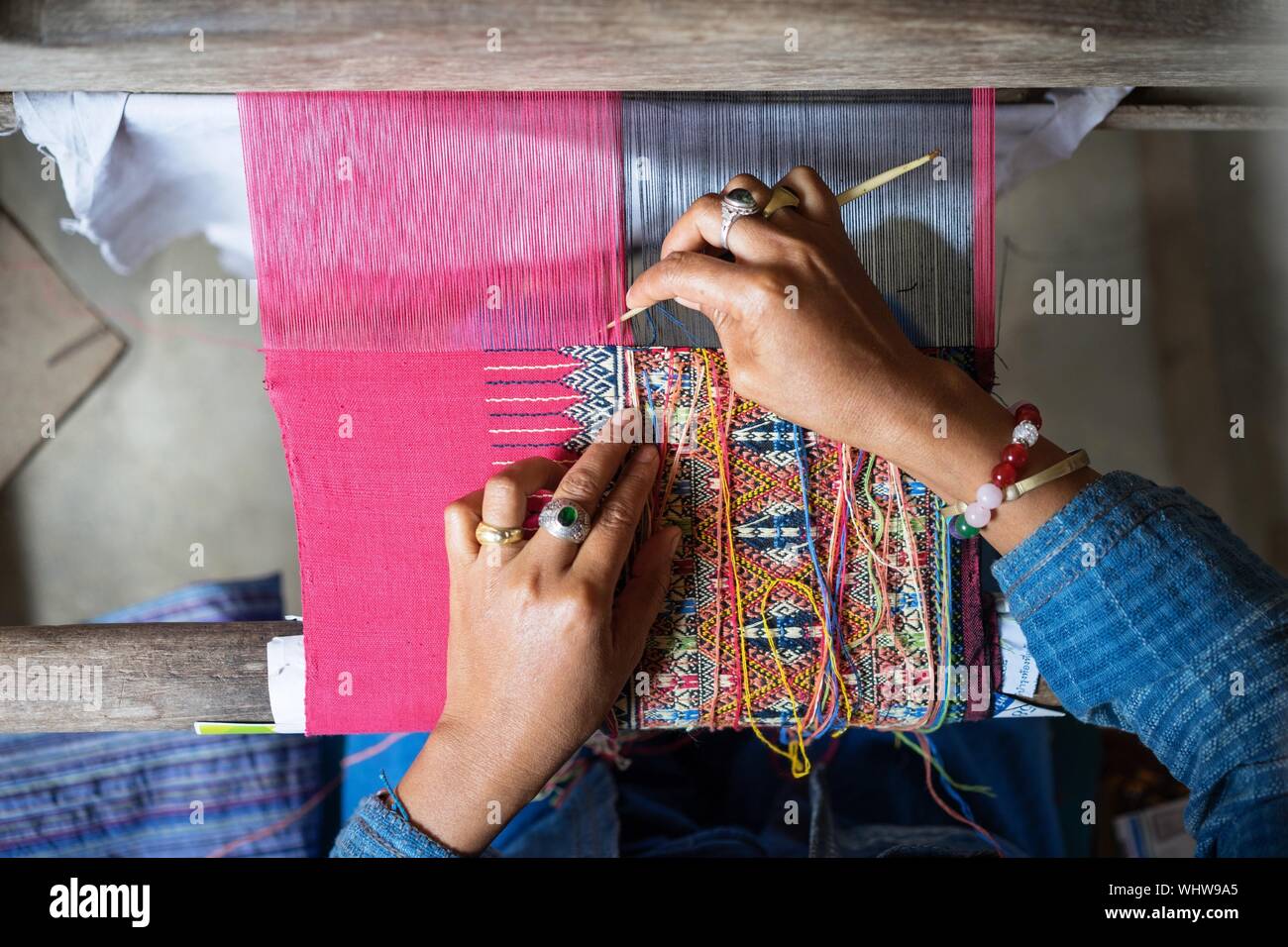 Weaving on handloom hi-res stock photography and images - Alamy
