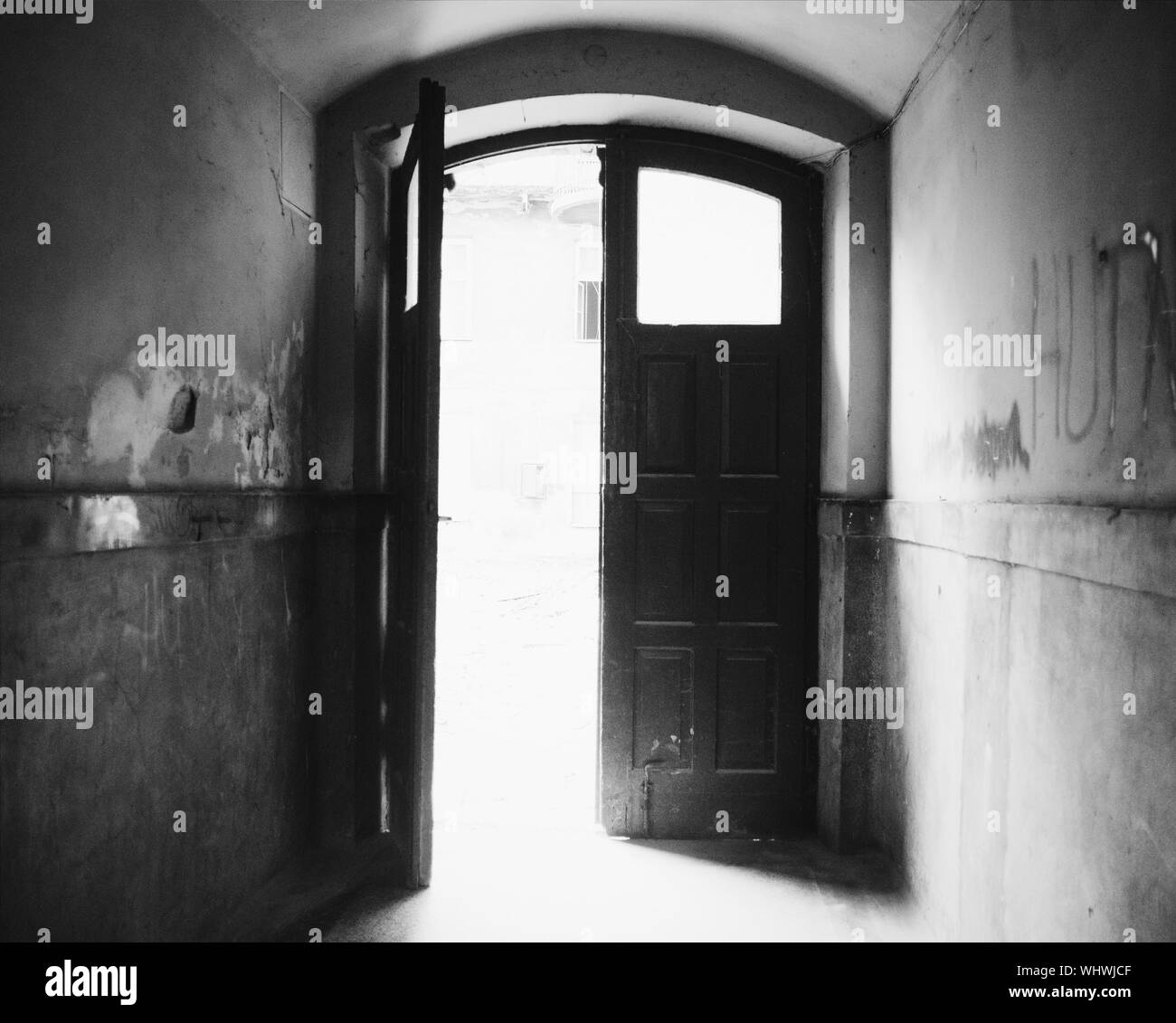 Entrance foyer door open hi-res stock photography and images - Alamy