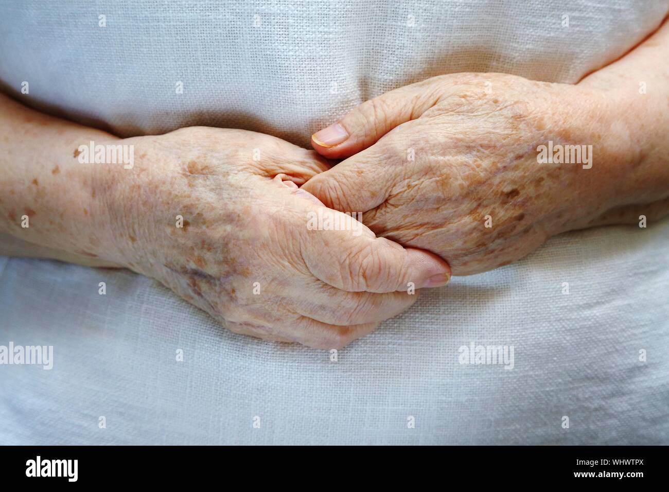 Very old wrinkled skin holding hands hi-res stock photography and ...