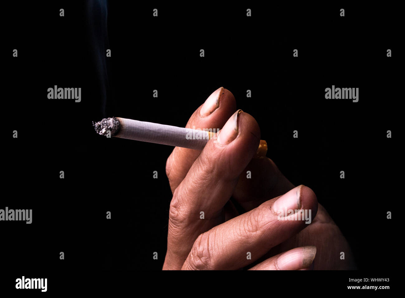 Hand with cigarette hi-res stock photography and images - Alamy