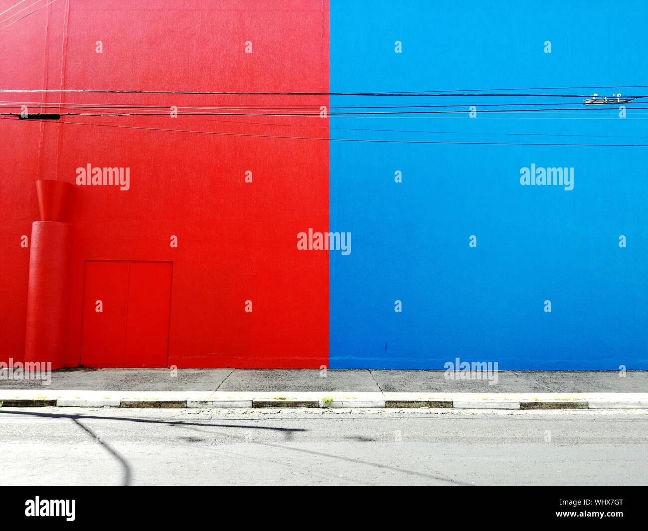 Red and blue wall hi-res stock photography and images - Alamy