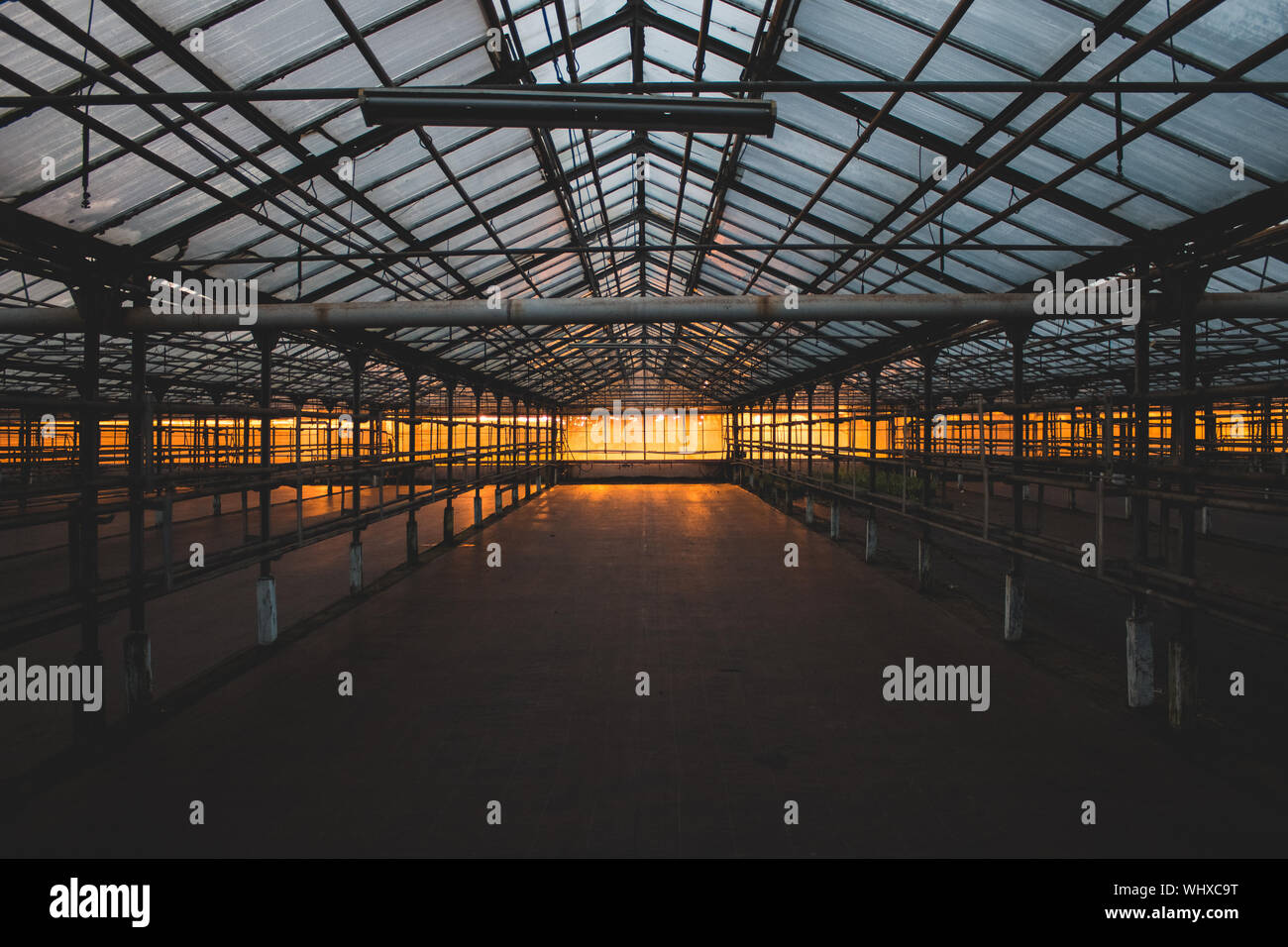 Platform to ceiling hi-res stock photography and images - Alamy