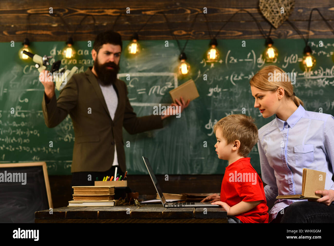 Teacher talking students round table hi-res stock photography and ...