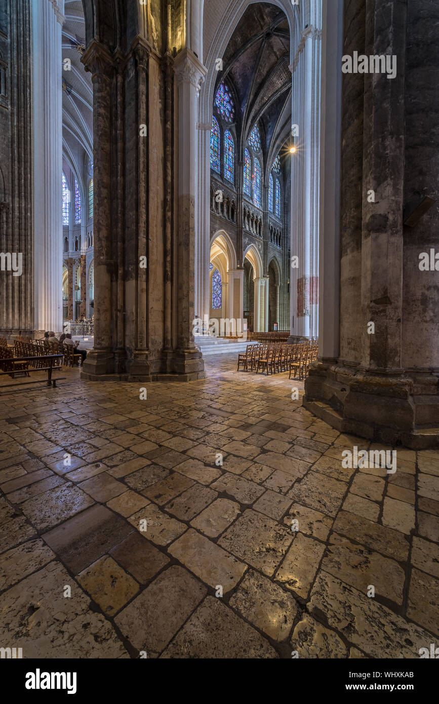 Chartres cathedral interior hi-res stock photography and images - Alamy