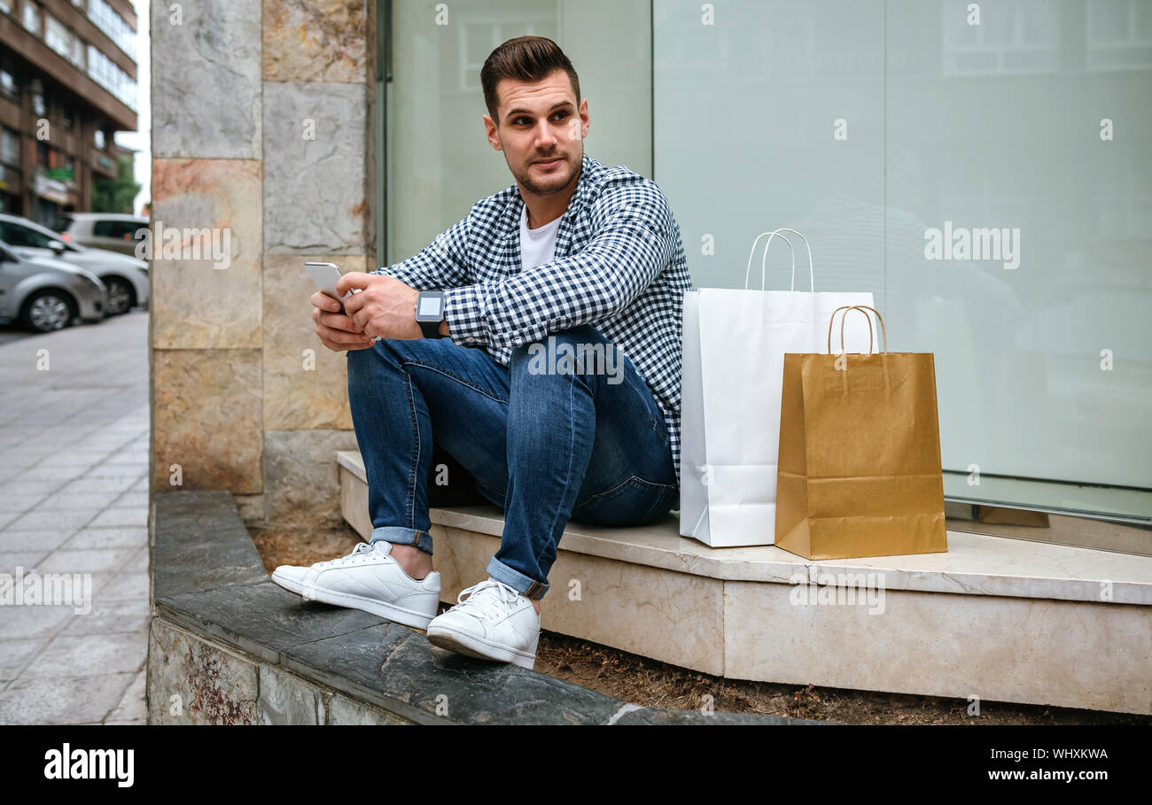 Man shopping bags hi-res stock photography and images - Alamy