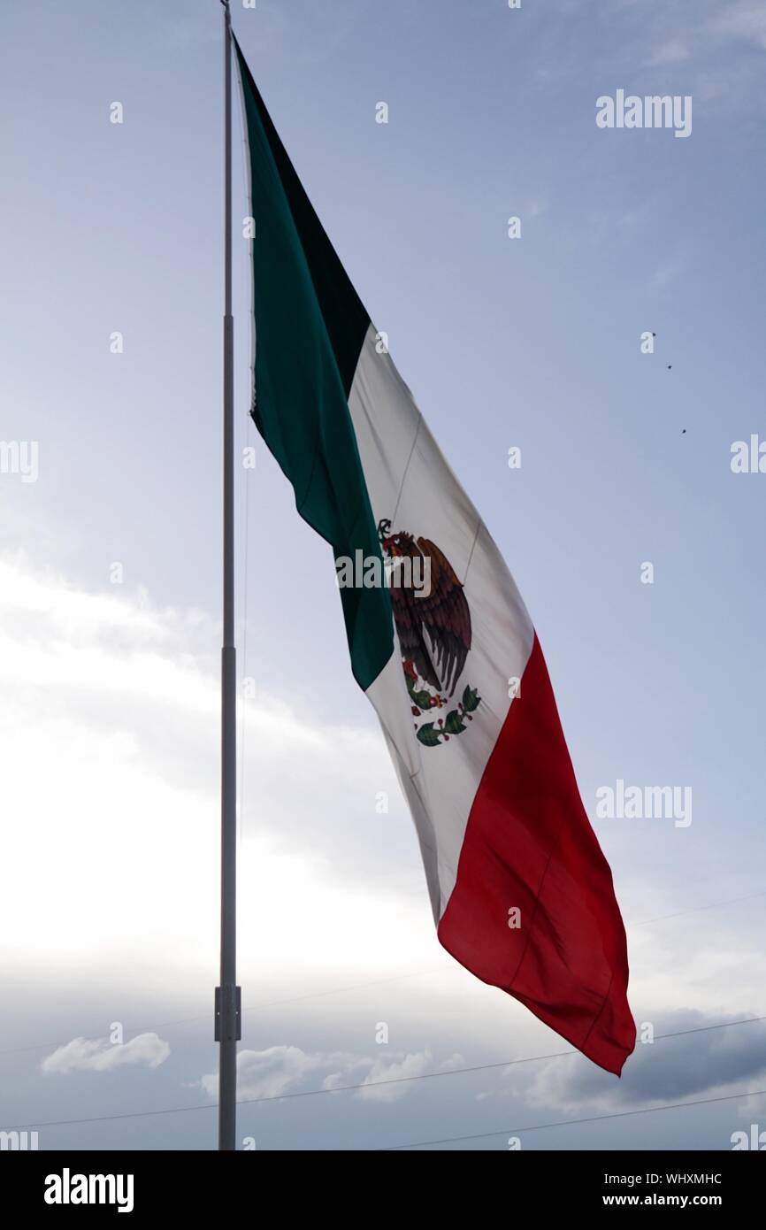 Mexican flag flying hi-res stock photography and images - Alamy