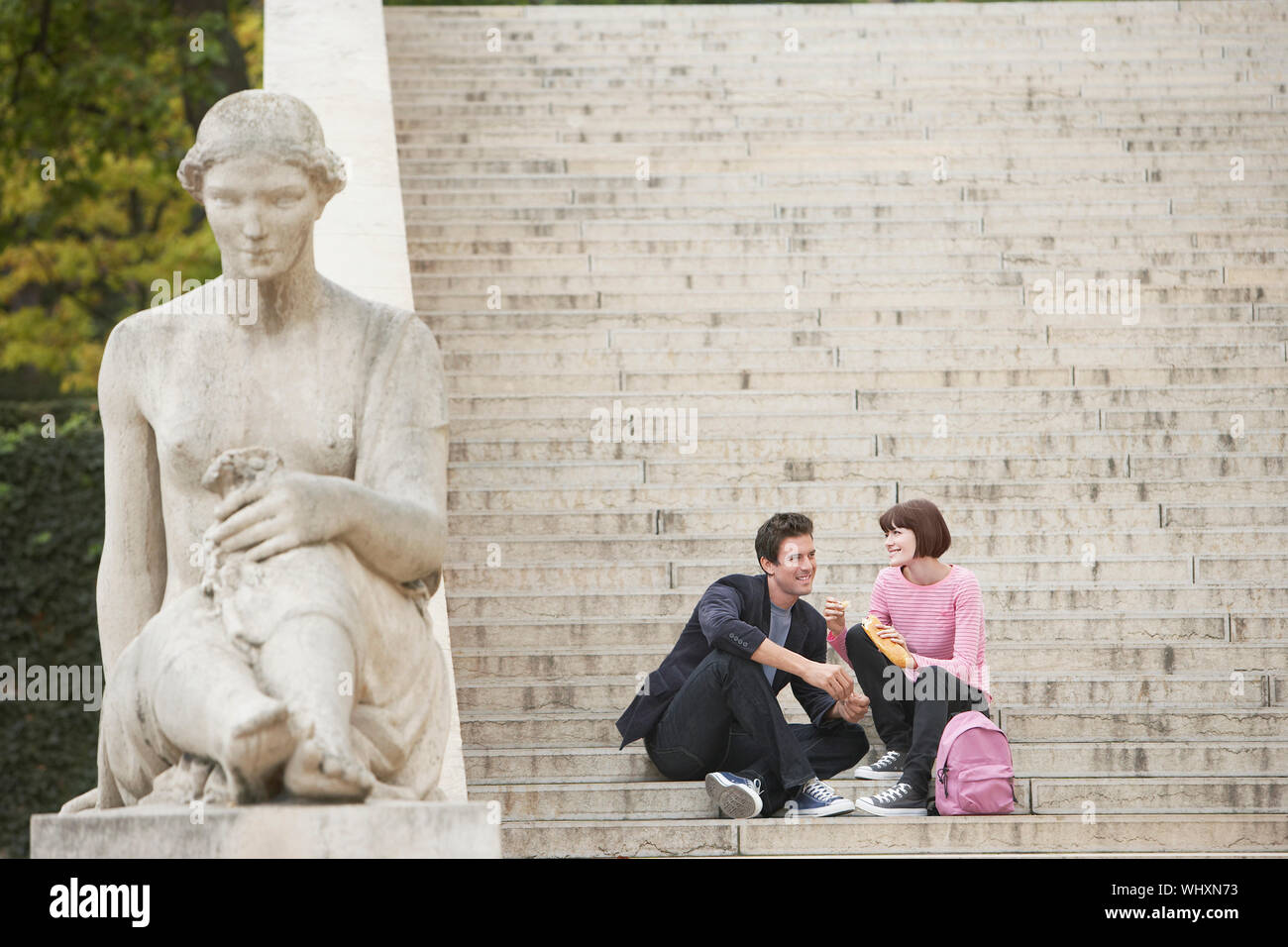 People eating lunch on steps hi-res stock photography and images - Alamy