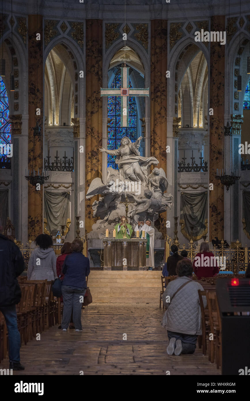 Celebration of the mass at chartres hi-res stock photography and images ...