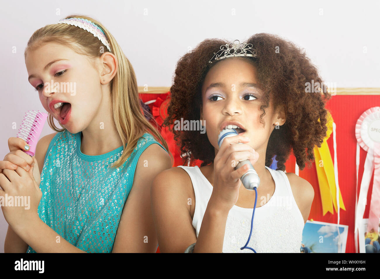 Children sing microphones hi-res stock photography and images - Alamy