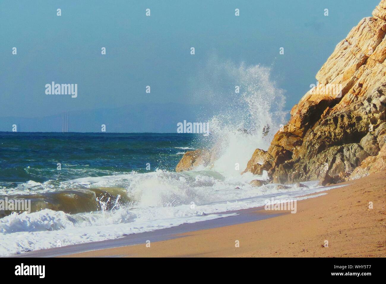 Wave hitting rock beach hi-res stock photography and images - Alamy