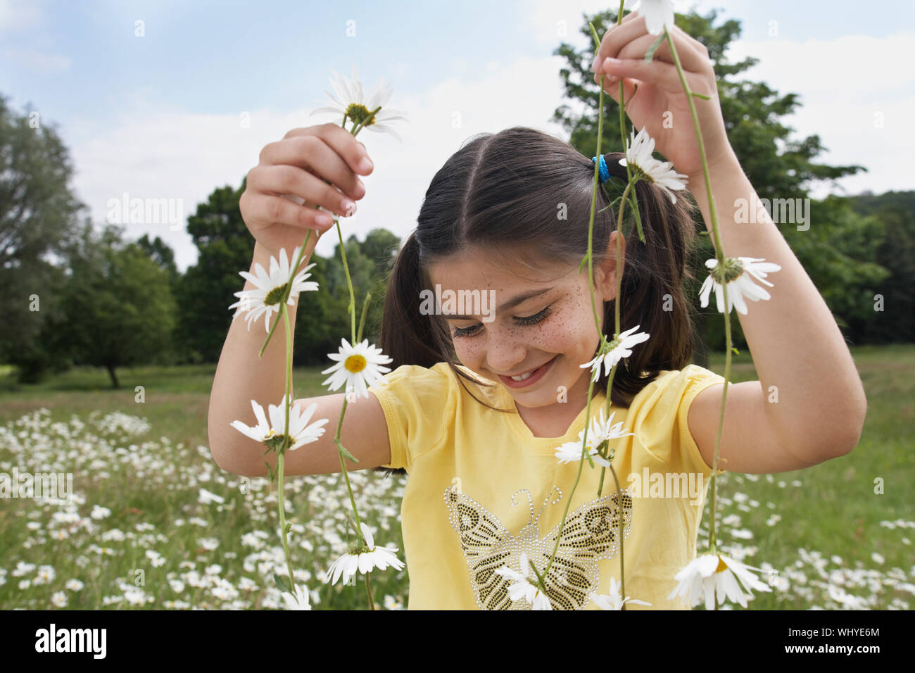 Children make daisy chains hi-res stock photography and images - Alamy