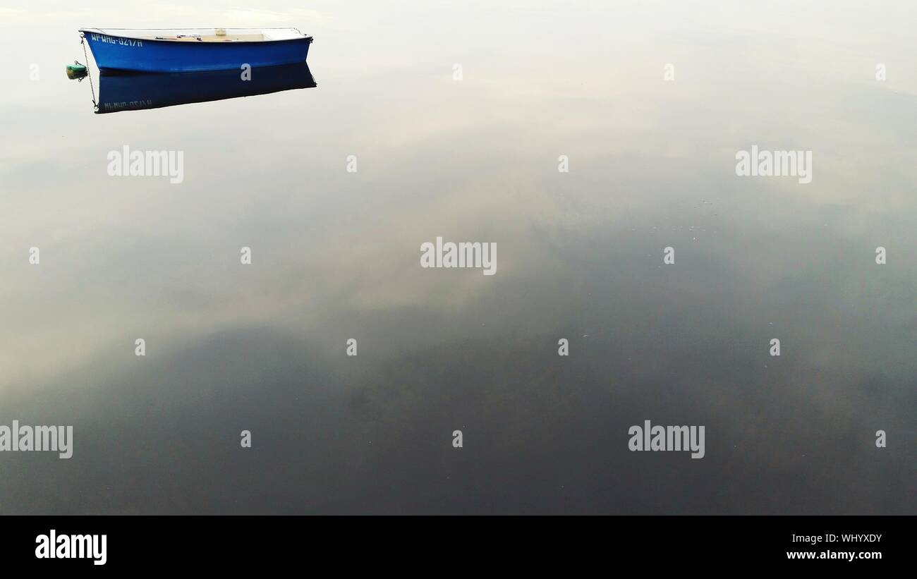 Empty boat hi-res stock photography and images - Alamy