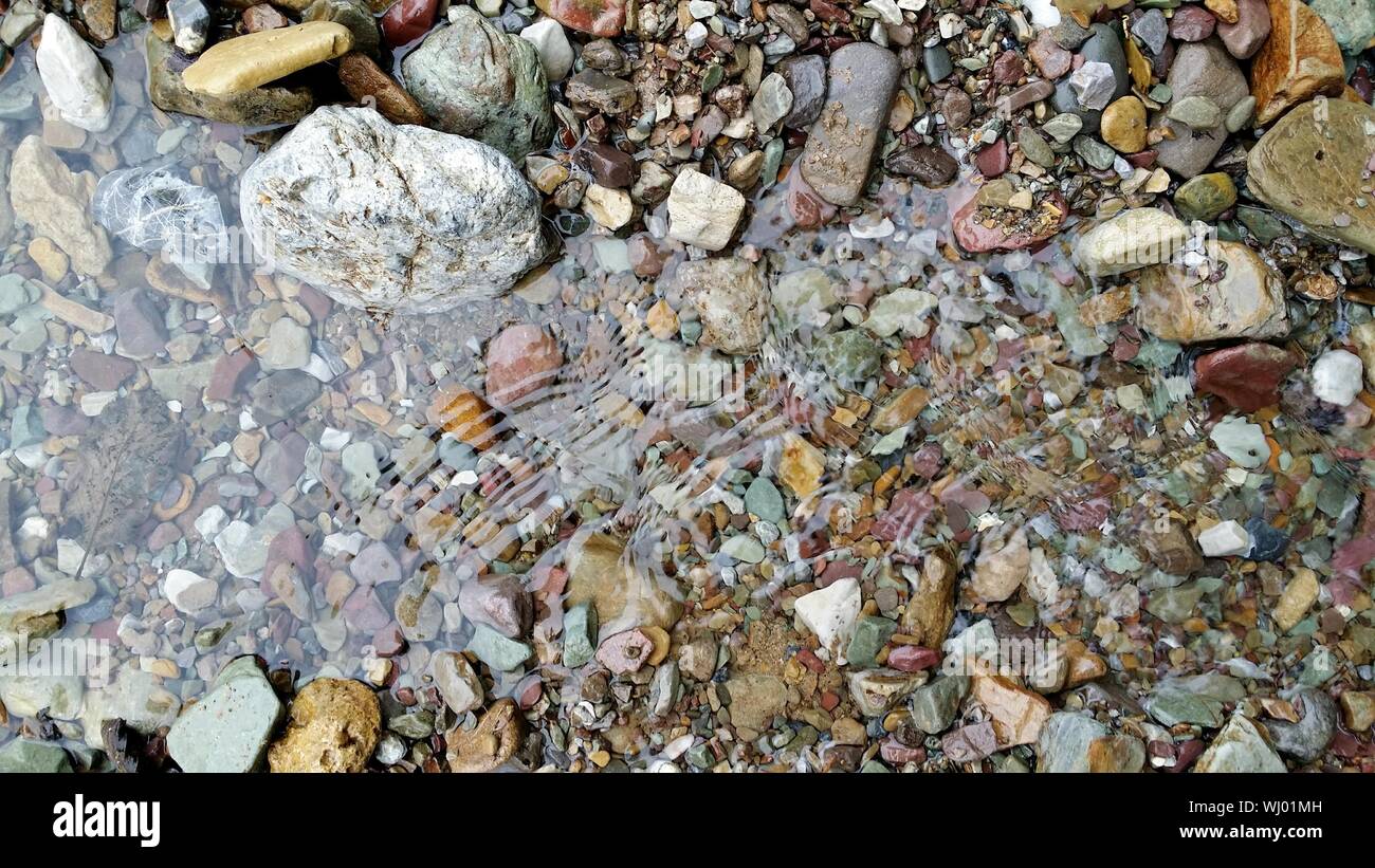 Pebbles in stream hi-res stock photography and images - Alamy