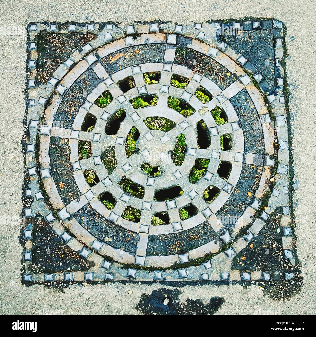 Old manhole hi-res stock photography and images - Alamy