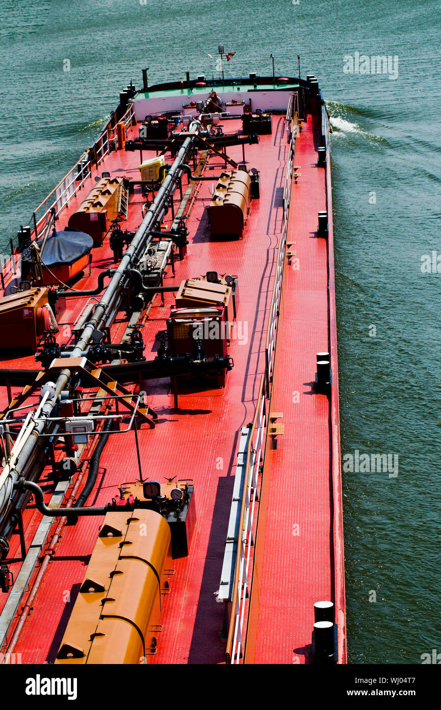 Sailing red hi-res stock photography and images - Alamy