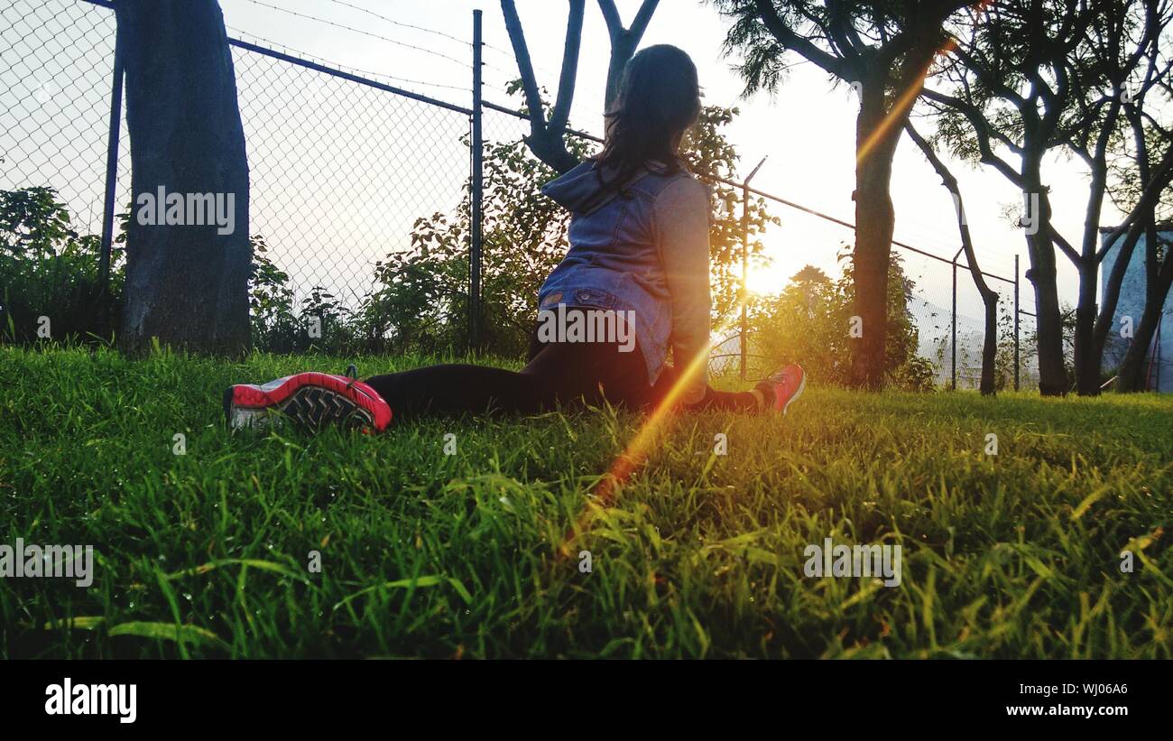 Woman doing the splits hi-res stock photography and images - Alamy