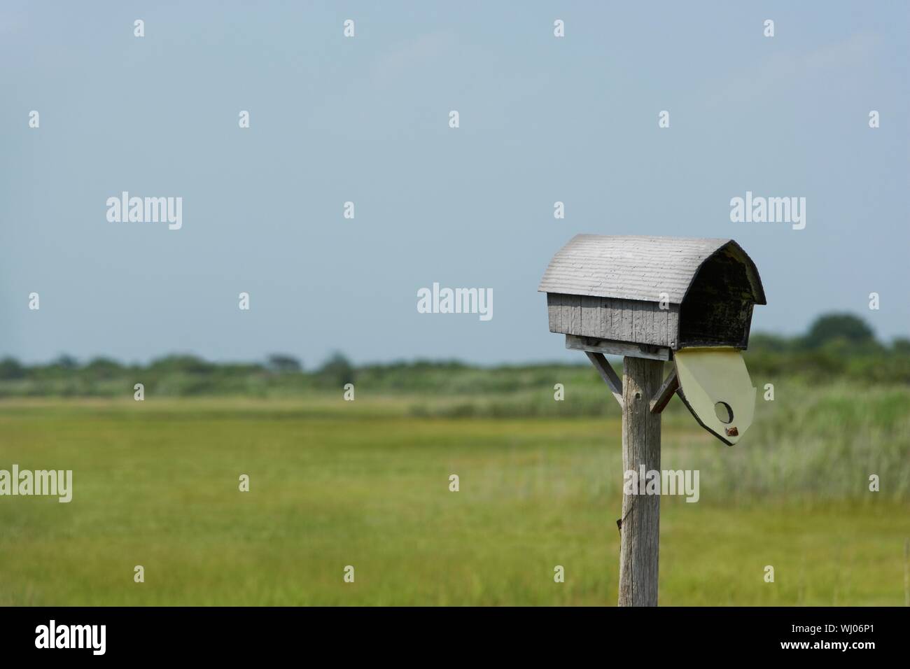 Abandoned rural mailbox scene hi-res stock photography and images - Alamy