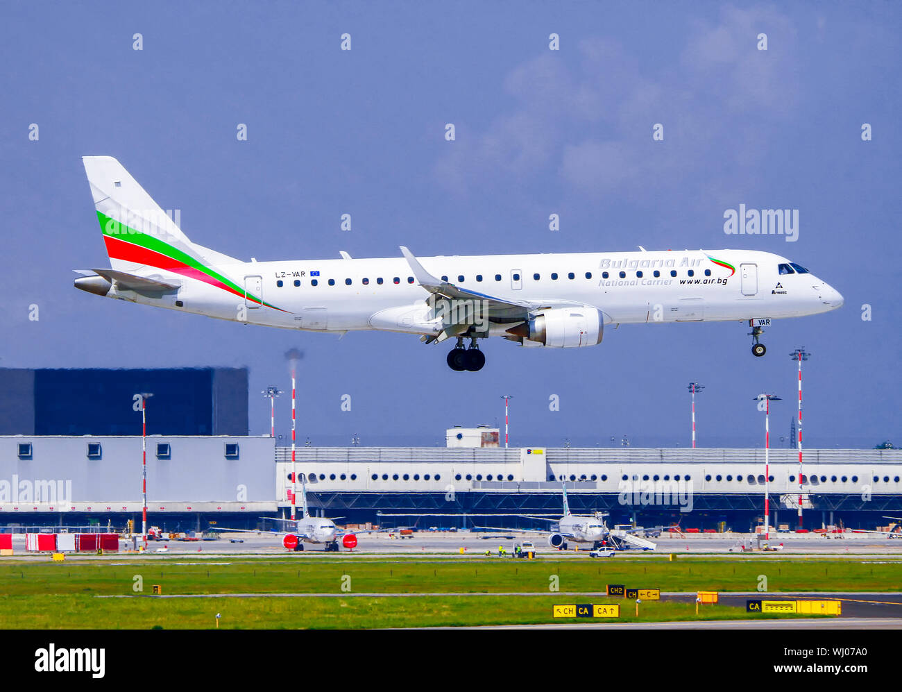 Emb 190 hi-res stock photography and images - Alamy