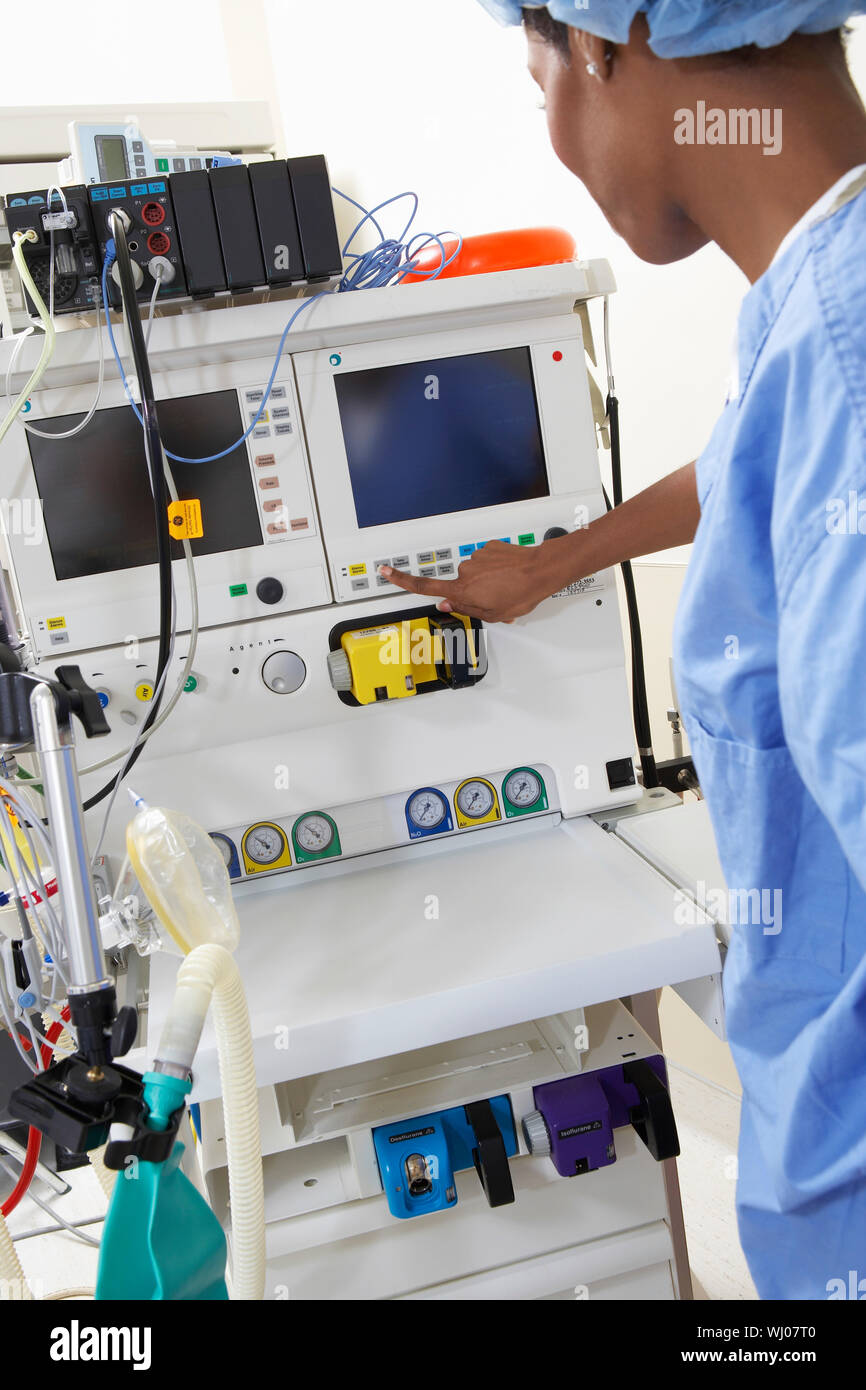 Anaesthesia preparation hi-res stock photography and images - Alamy