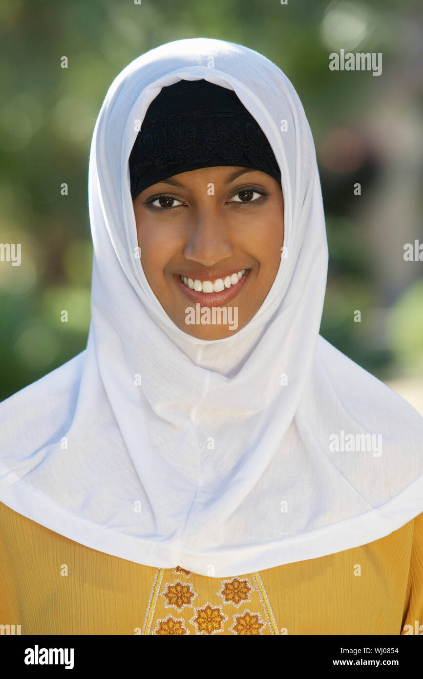 Portrait of young muslim woman in traditional clothing Stock Photo - Alamy