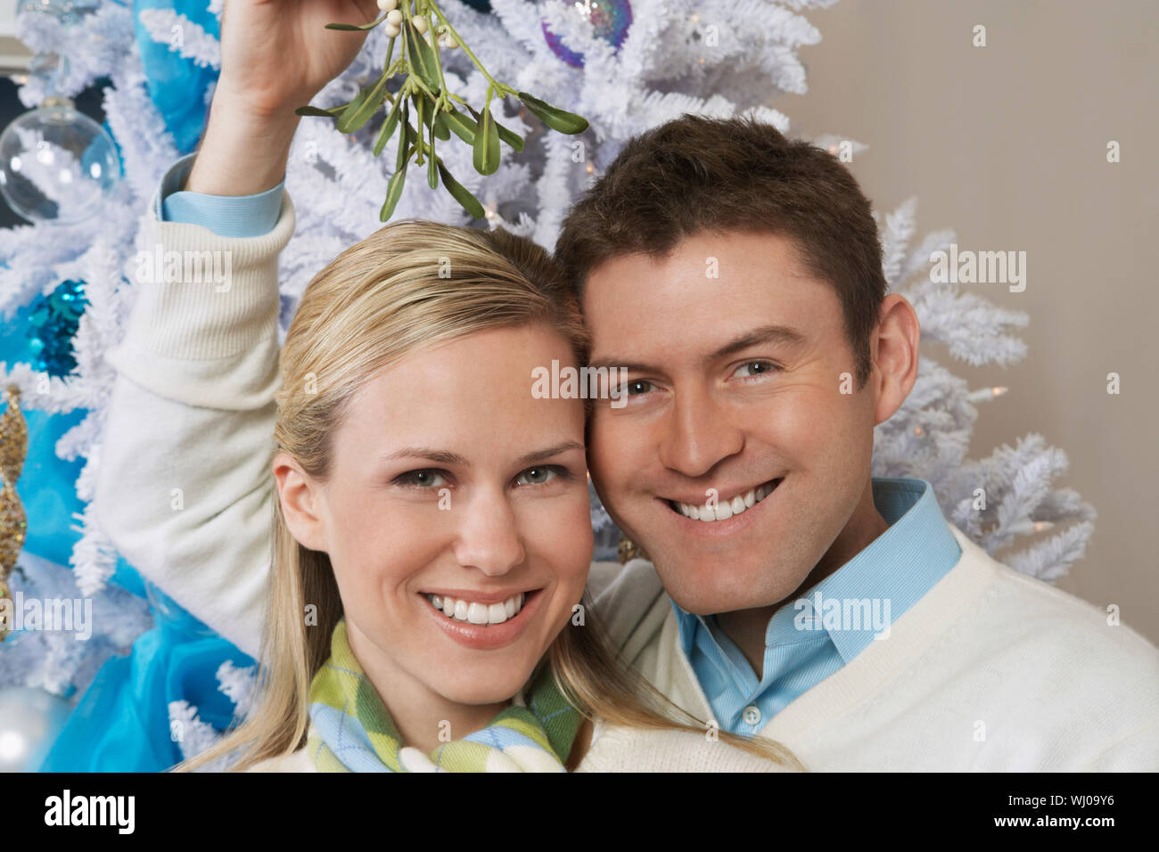 Couple under mistletoe hi-res stock photography and images - Alamy