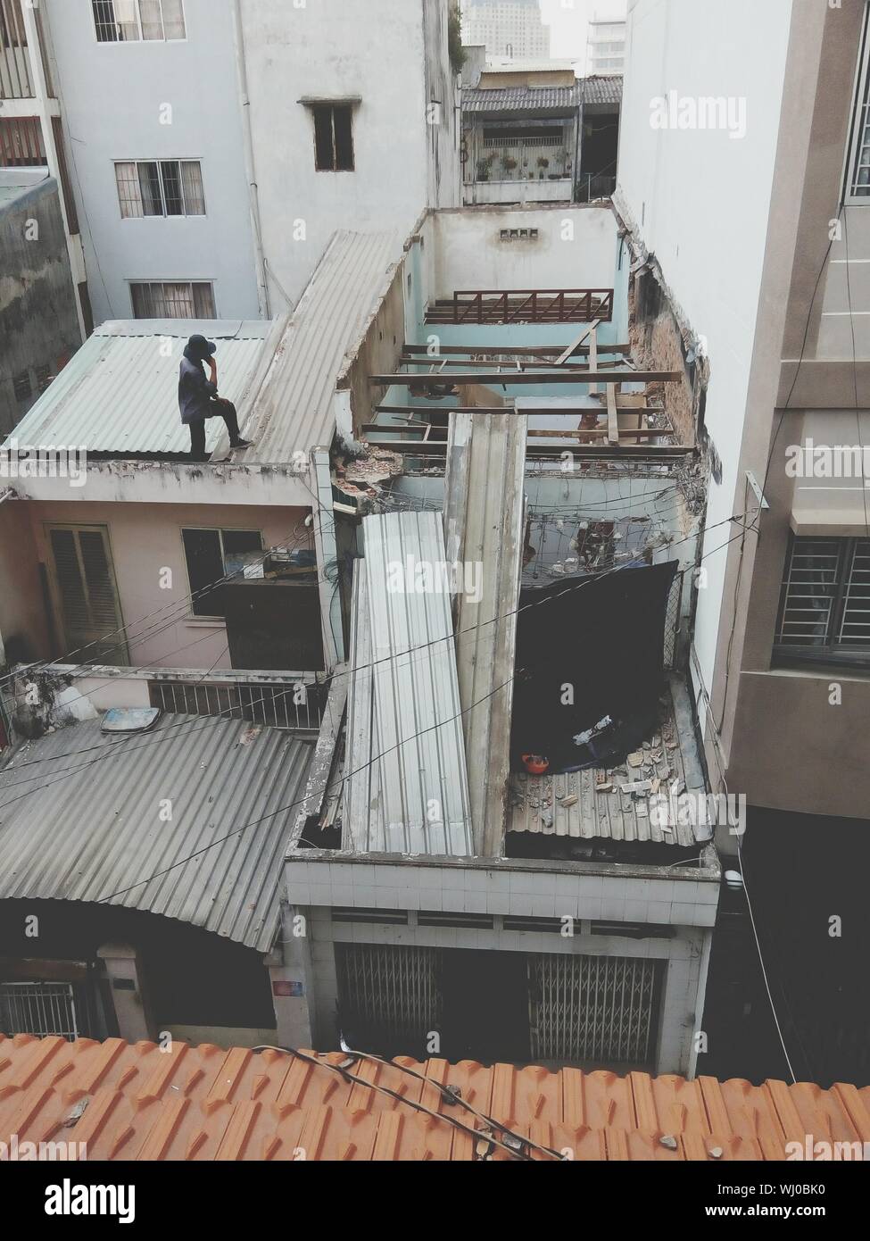 Building roof edge hi-res stock photography and images - Alamy