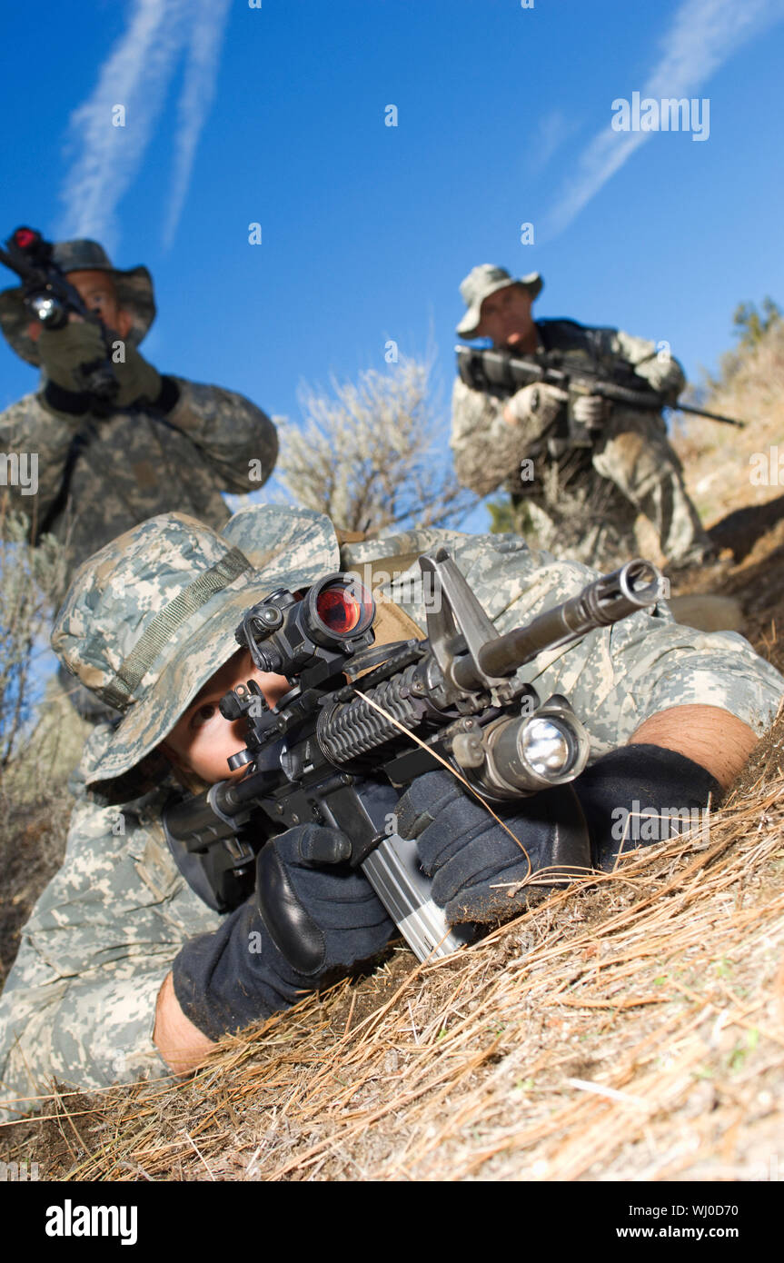 Soldiers aiming machine guns Stock Photo - Alamy