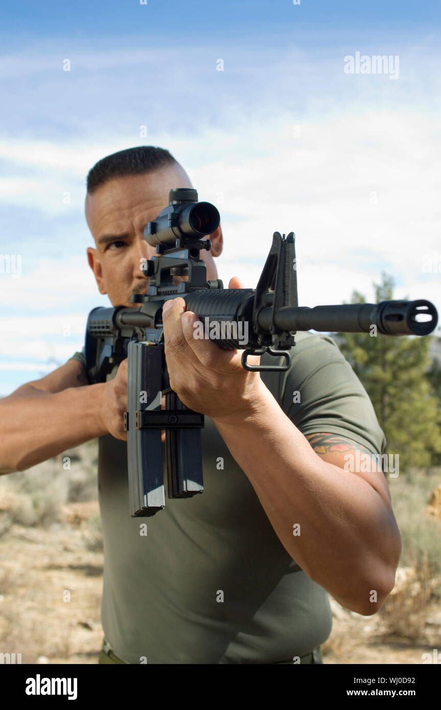 Soldier aiming machine gun Stock Photo - Alamy