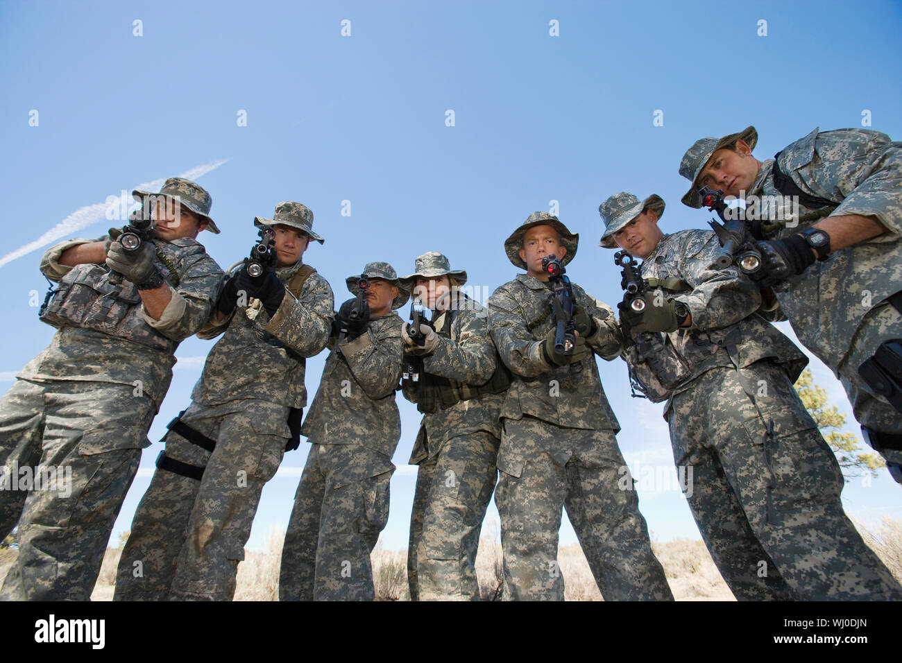 Soldiers aiming guns hi-res stock photography and images - Alamy