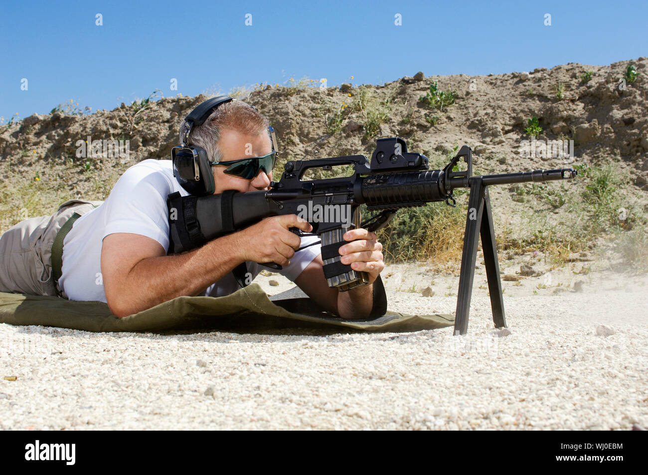 Man aiming machine gun at firing range Stock Photo - Alamy