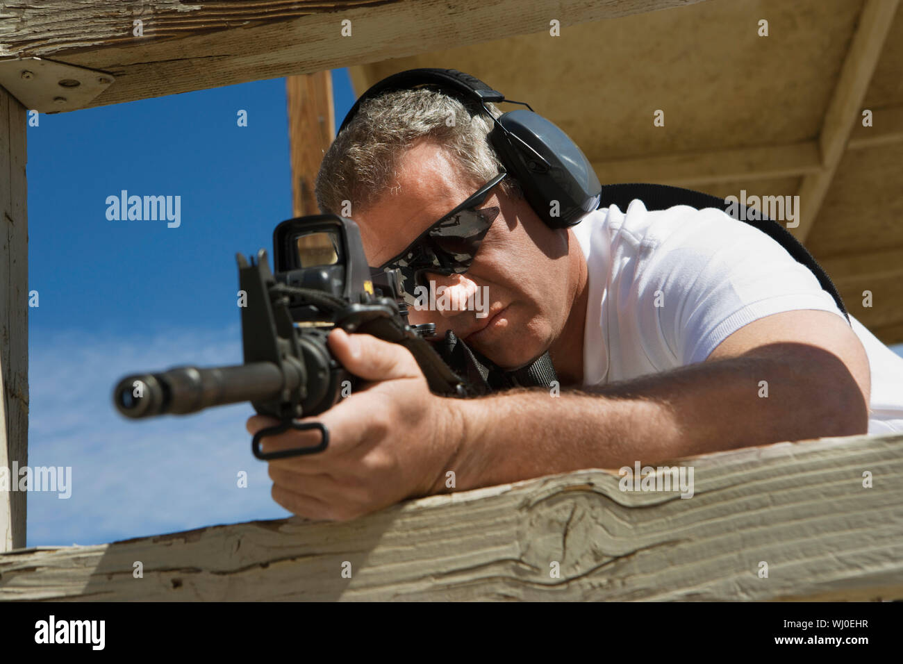 Man aiming machine gun at firing range Stock Photo - Alamy