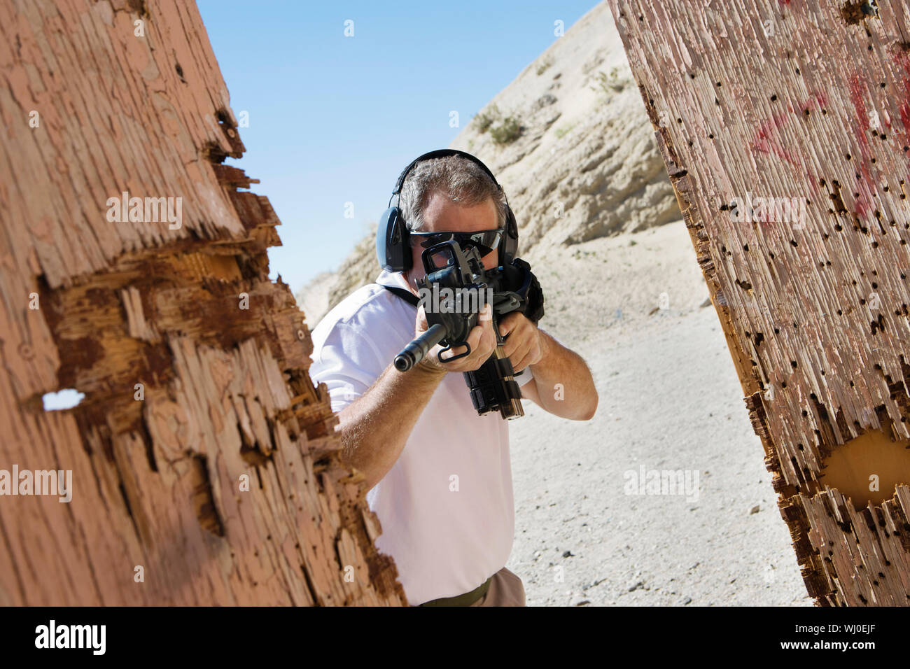 Man aiming machine gun at firing range Stock Photo - Alamy
