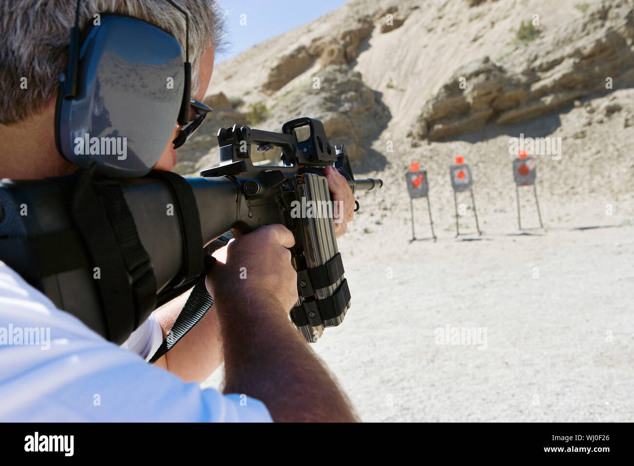 Man aiming machine gun at firing range Stock Photo - Alamy
