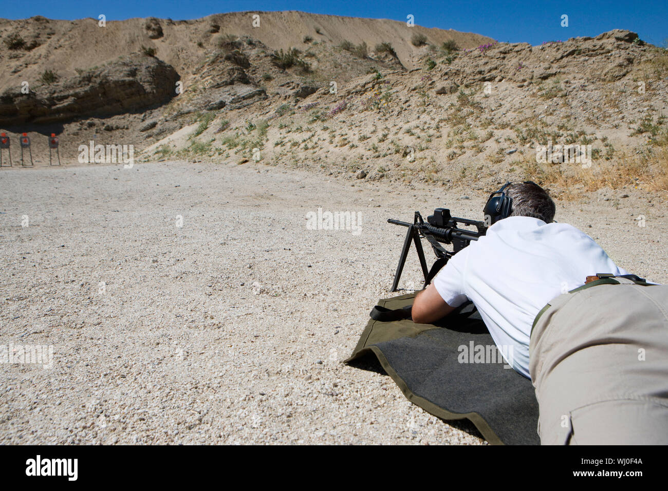 Man aiming machine gun at firing range Stock Photo - Alamy