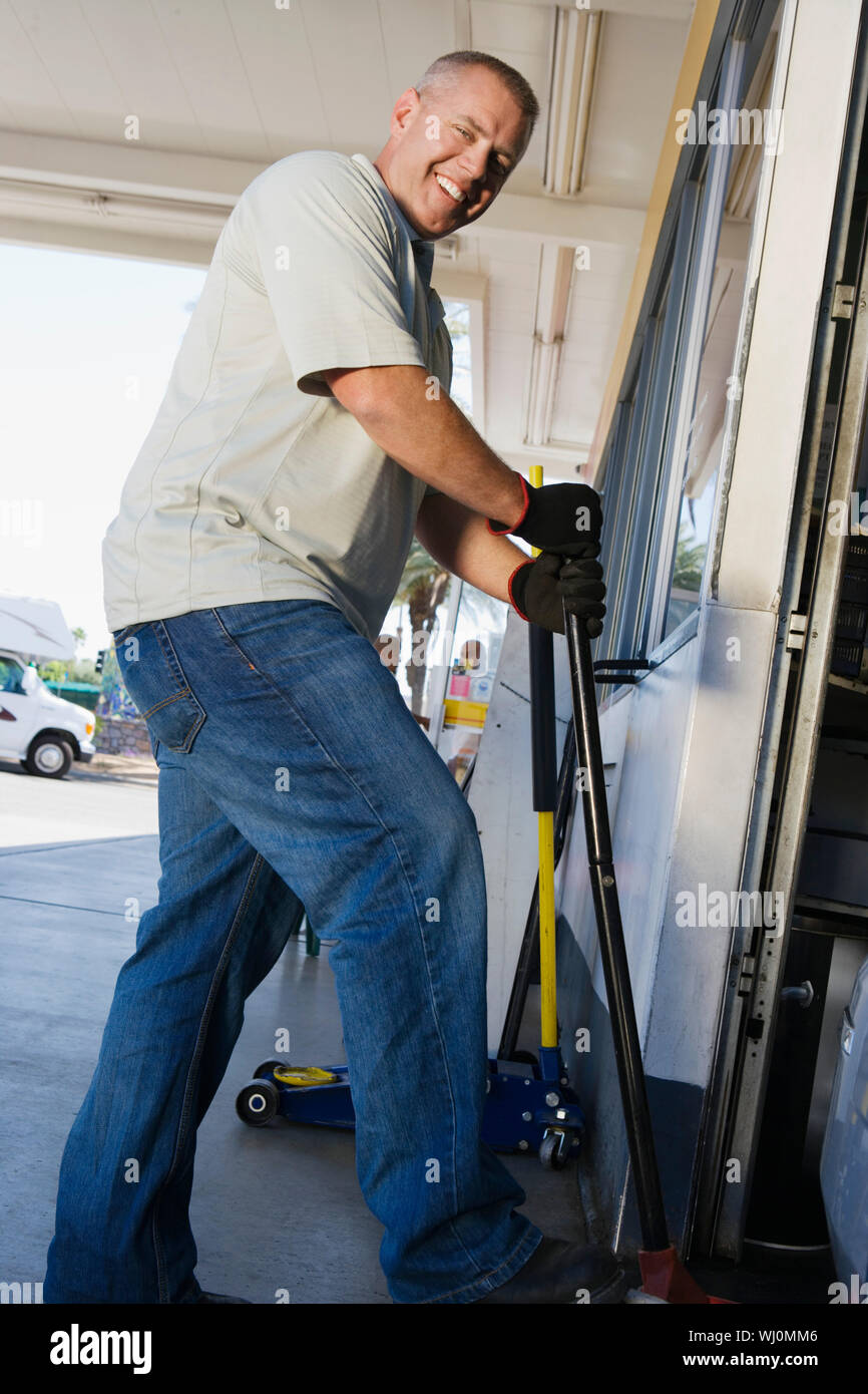 Mechanic using a jack hi-res stock photography and images - Alamy