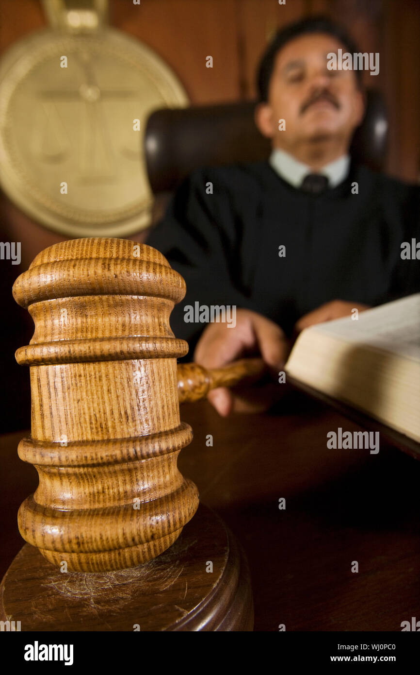 Judge gavel gown hand hi-res stock photography and images - Alamy