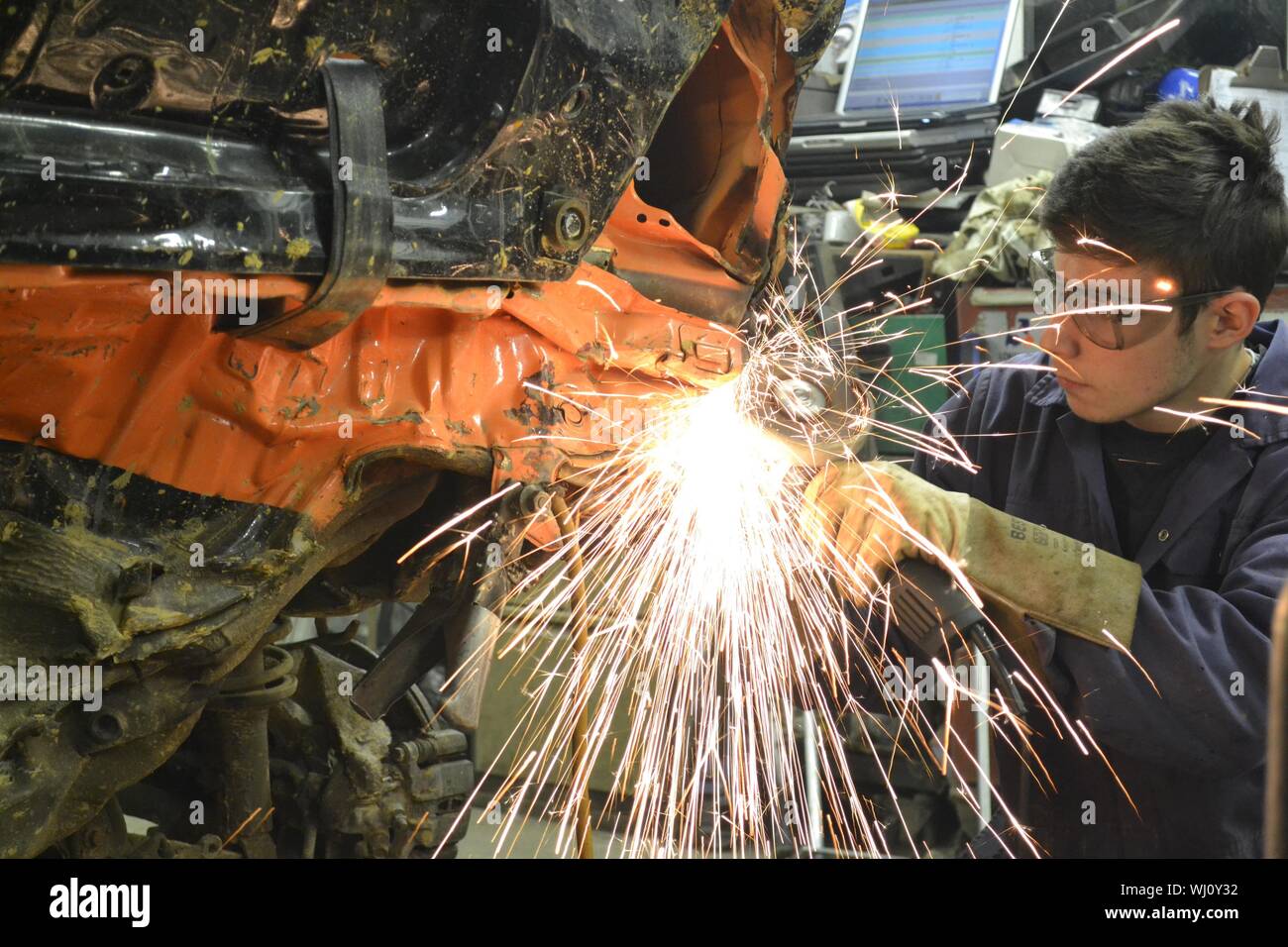 Welding car hi-res stock photography and images - Alamy