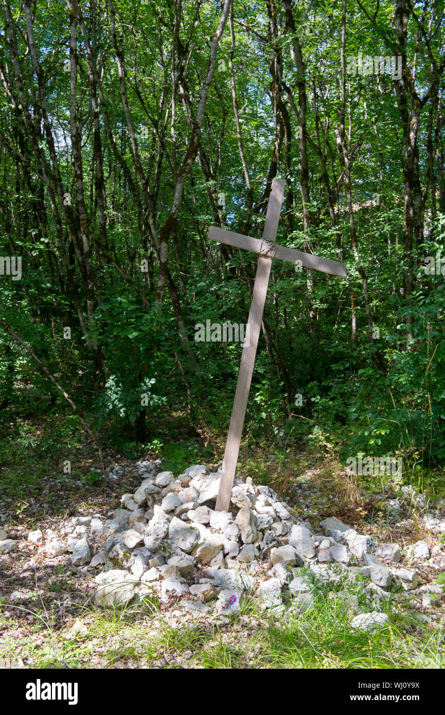 Simple cross with white stones in nature Stock Photo - Alamy