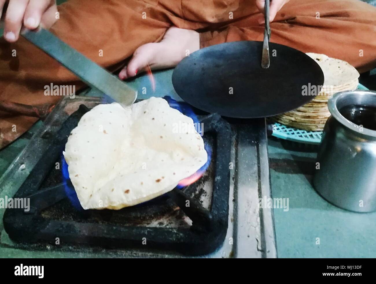 Women preparing roti hi-res stock photography and images - Alamy