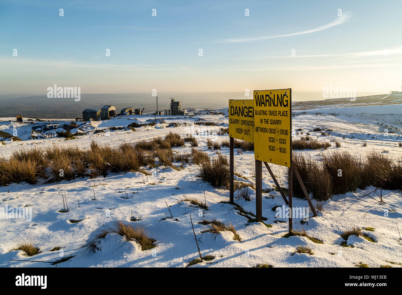 Yellow warning signs hi-res stock photography and images - Alamy